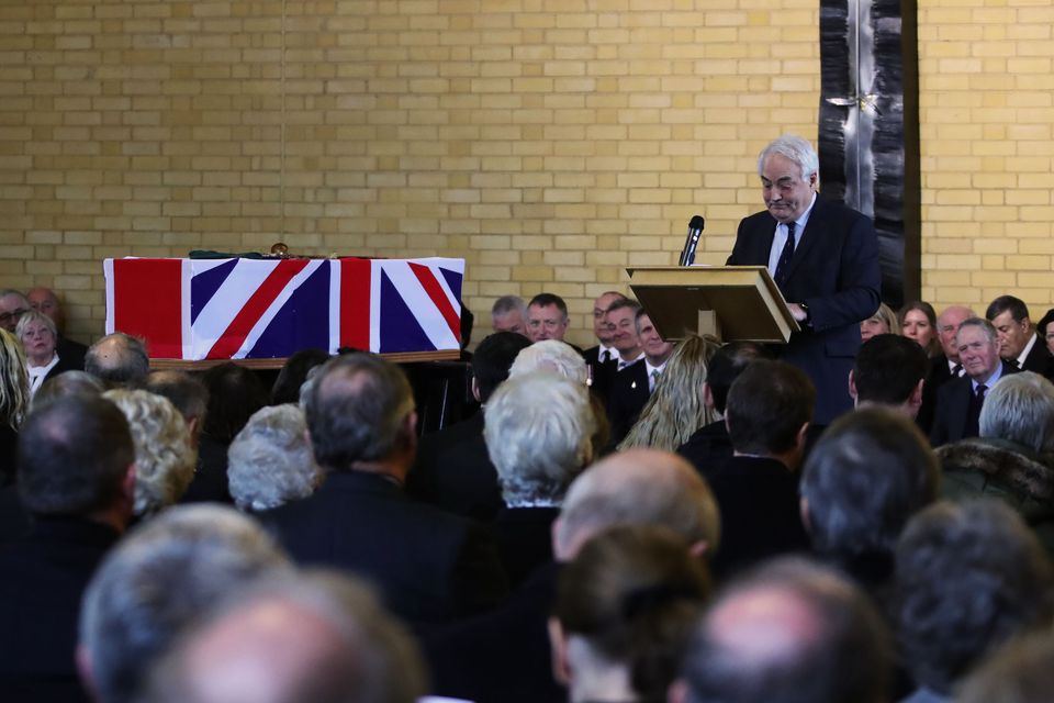 Falklands medical officer who saved many in ‘red and green life machine ...