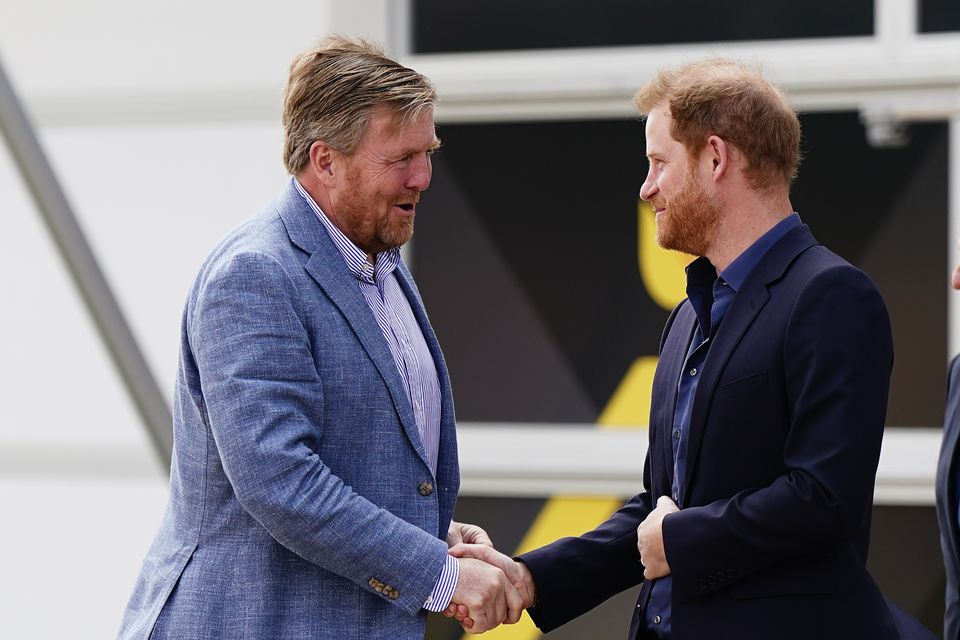 Harry meets king of Netherlands after enjoying pint with friends in ...