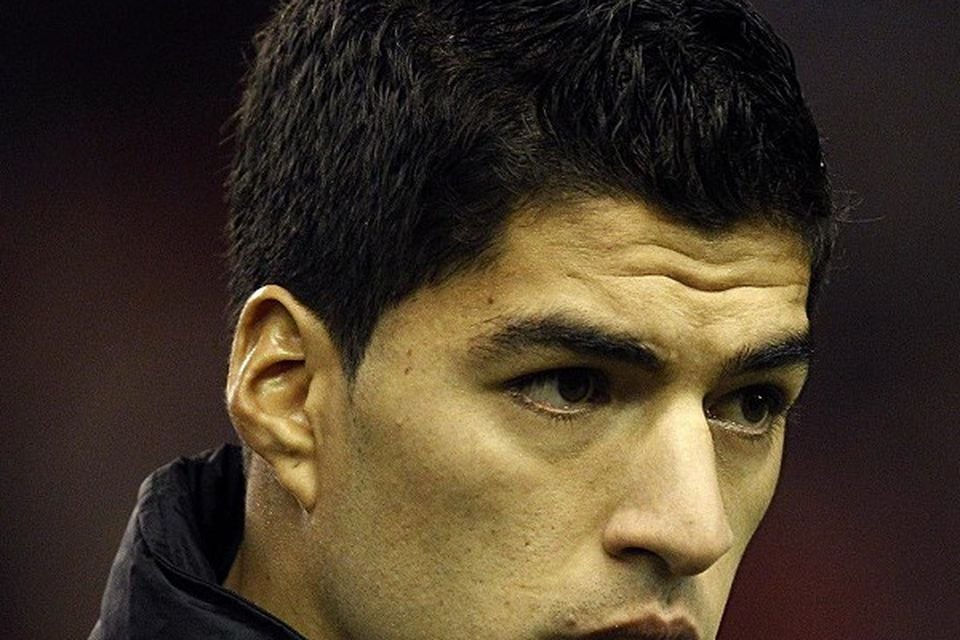 Liverpool striker Luis Suarez can sink teeth into Manchester United ...