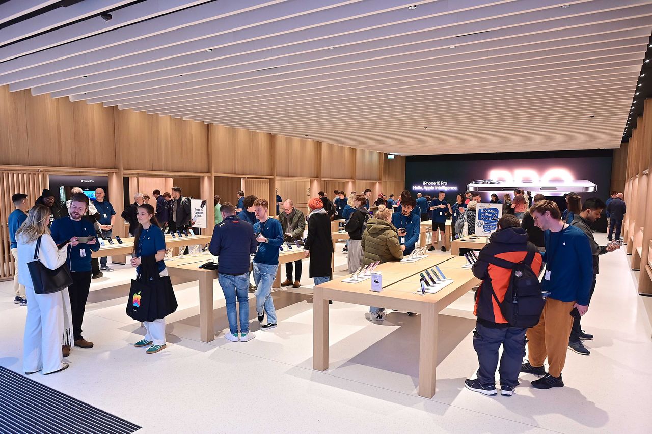 Apple Belfast s new store welcomes first customers after branch relocates from Victoria Square BelfastTelegraph