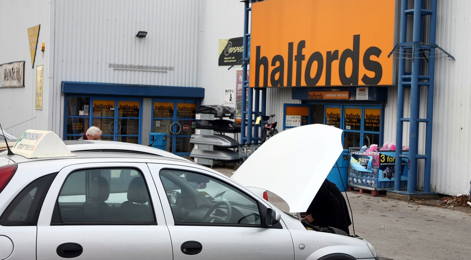 Halfords to train autocentre mechanics in electric car maintenance ...