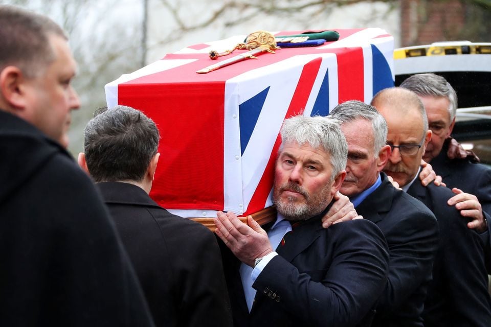 Falklands medical officer who saved many in ‘red and green life machine ...
