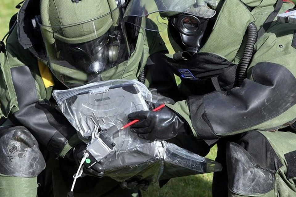 Crowds cheer bomb disposal experts | BelfastTelegraph.co.uk