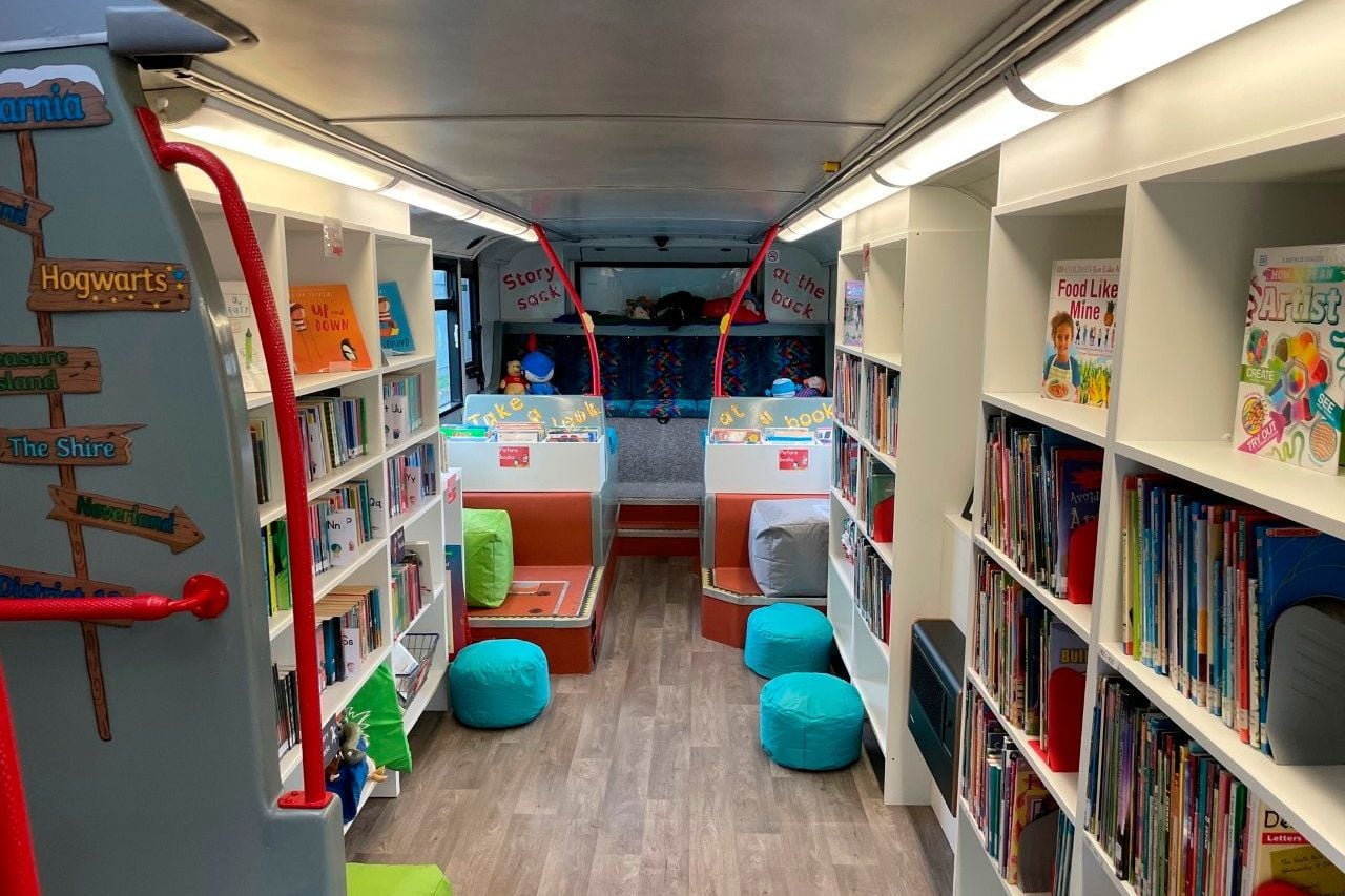 School’s new library on bus is ideal to start pupils’ reading journey ...